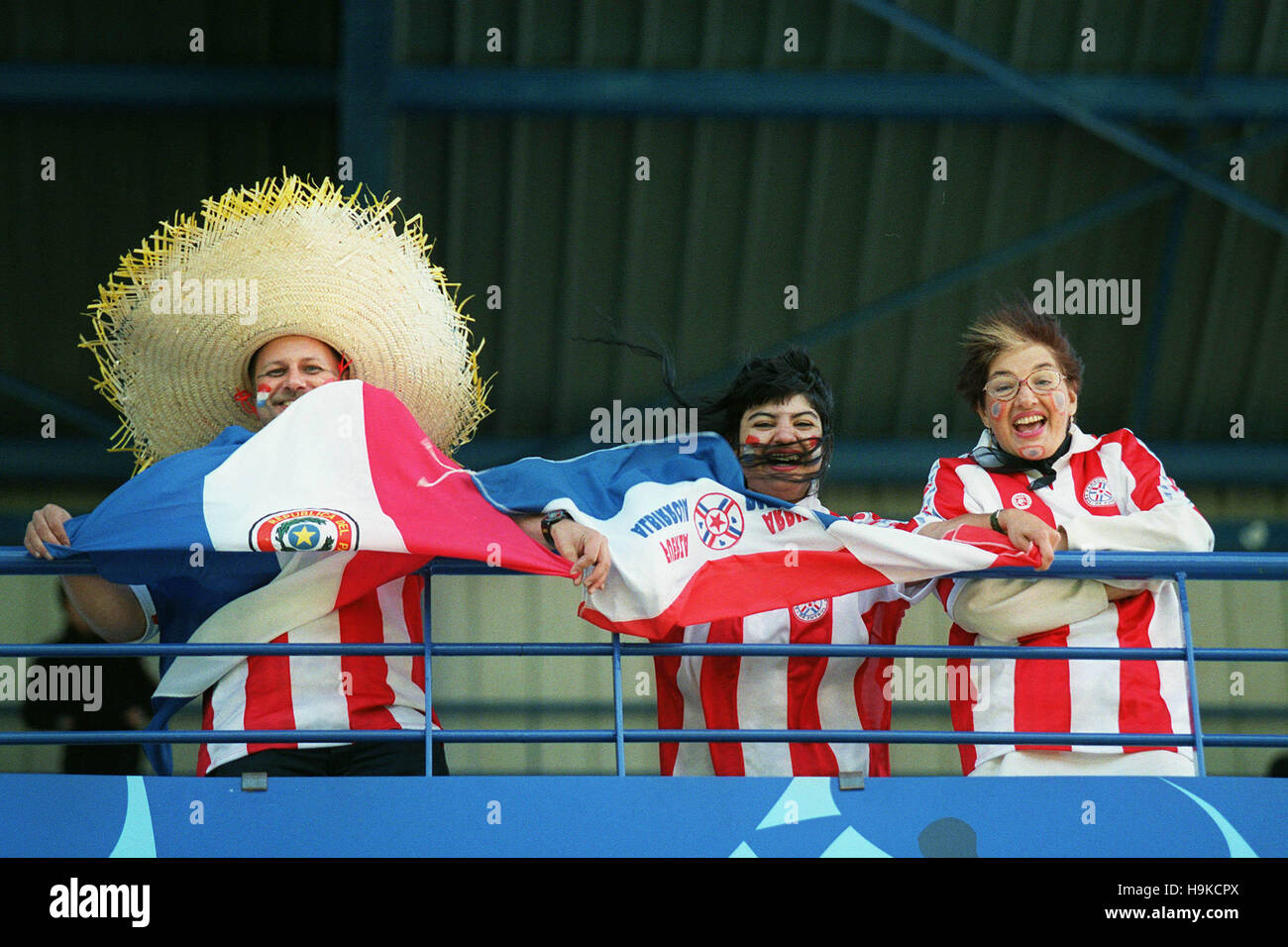 PARAGUAY FANS PARAGUAY V BULGARIA 10 June 1998 Stock Photo - Alamy