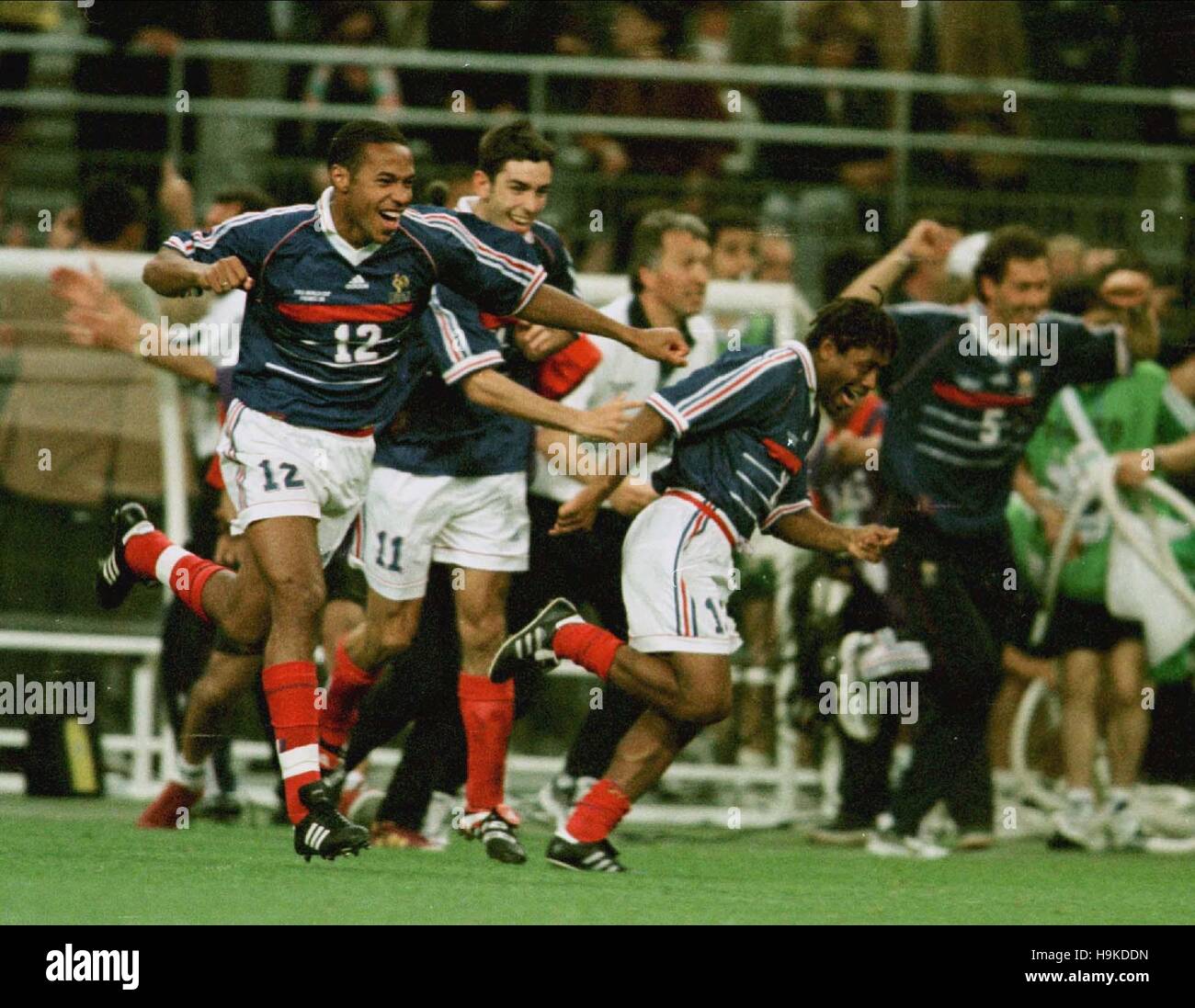 Thierry henry france celebrating hi-res stock photography and images ...