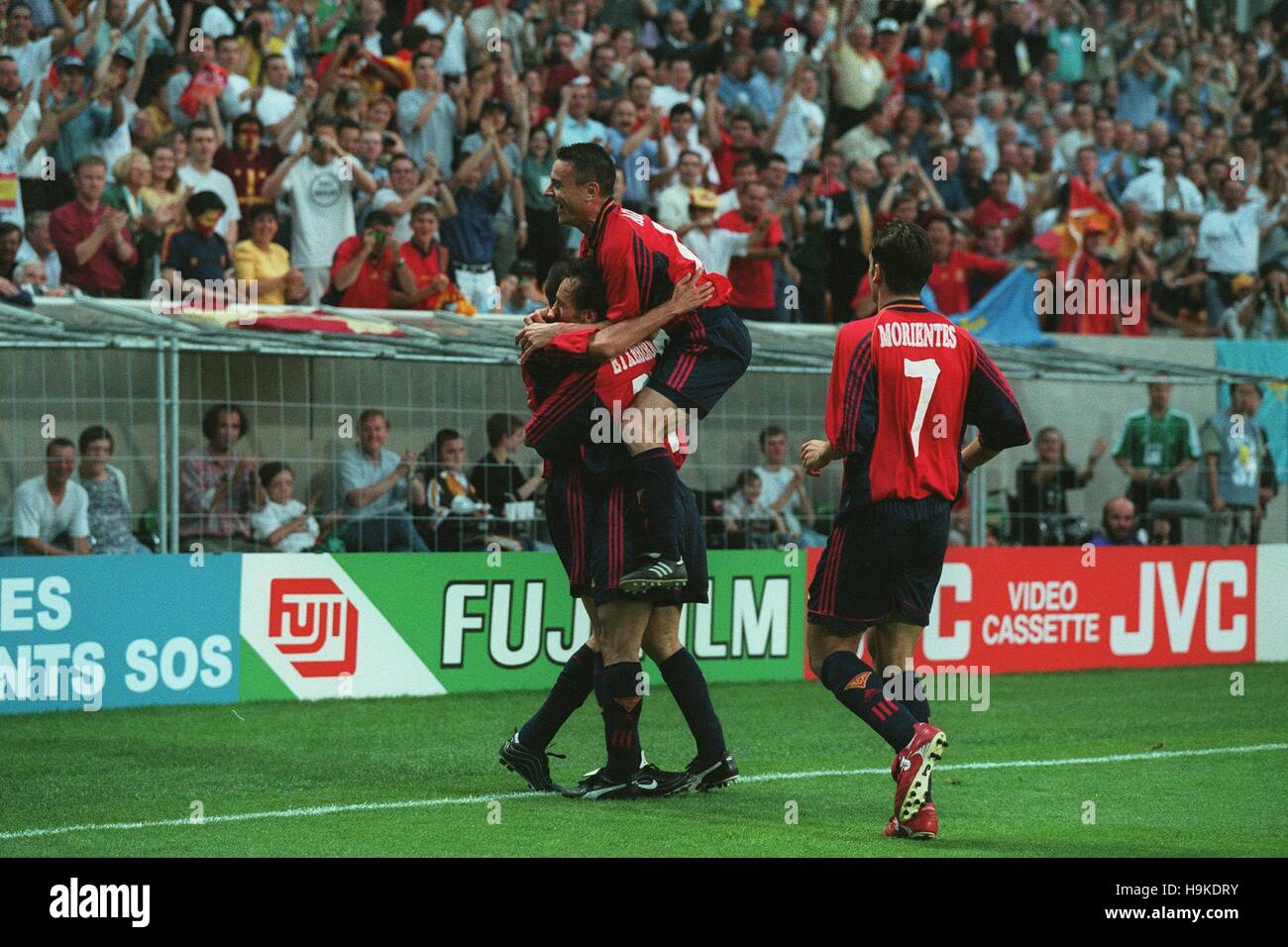 SPANISH PLAYERS CELEBRATE GOAL SPAIN V BULGARIA 24 June 1998 Stock ...