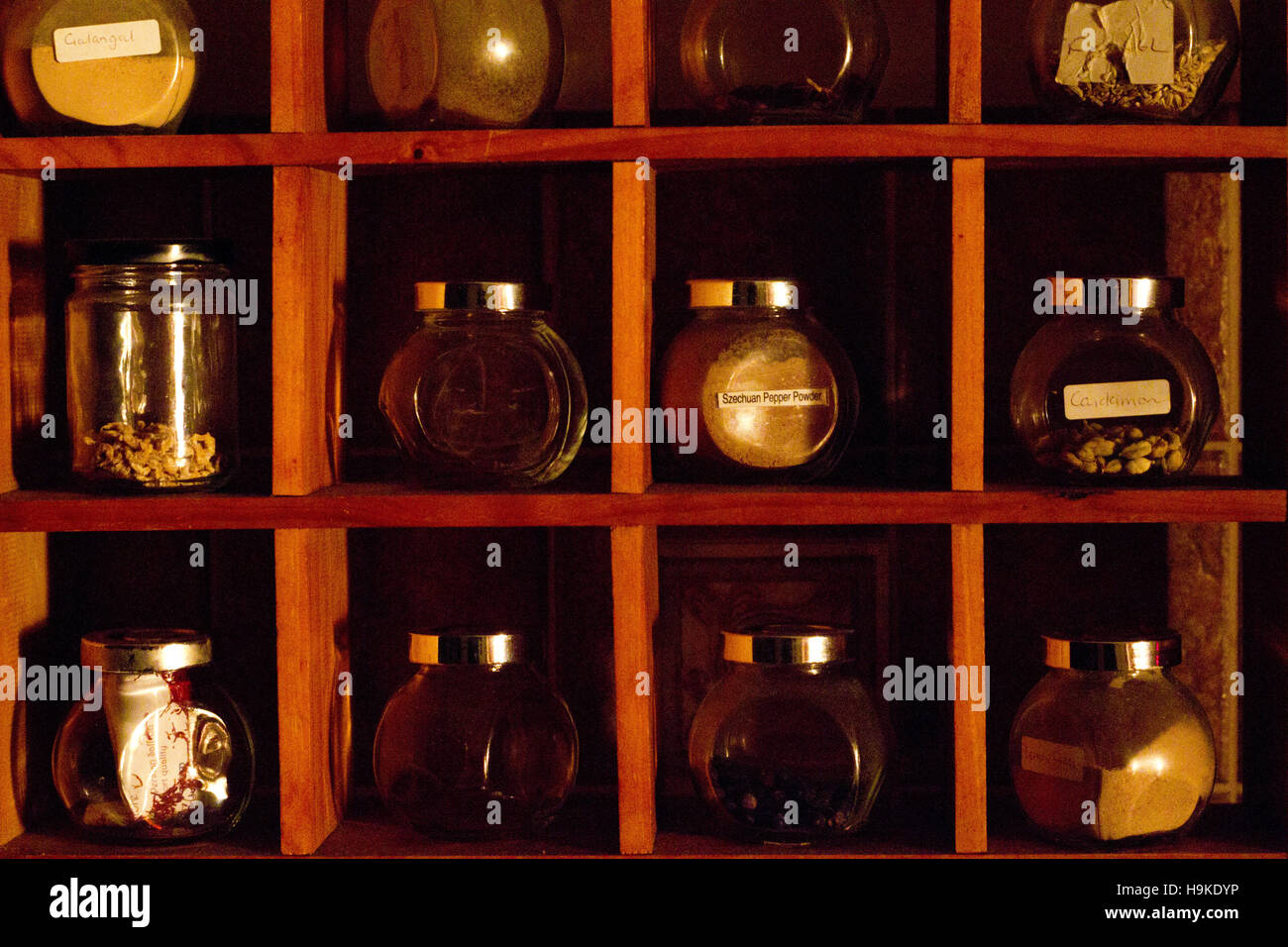 Spice rack hi-res stock photography and images - Alamy