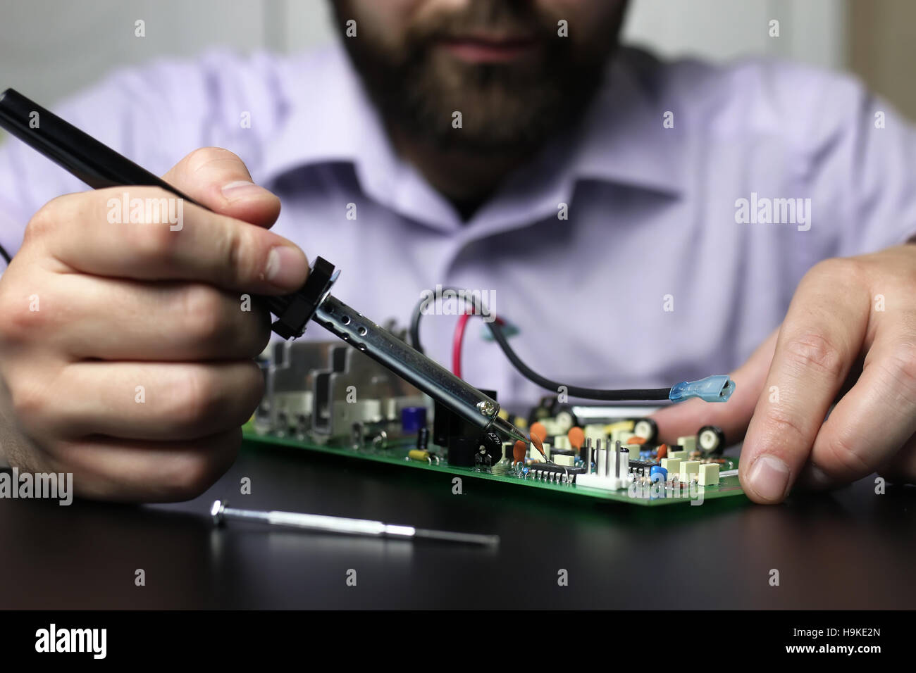 chip soldering man hands Stock Photo - Alamy