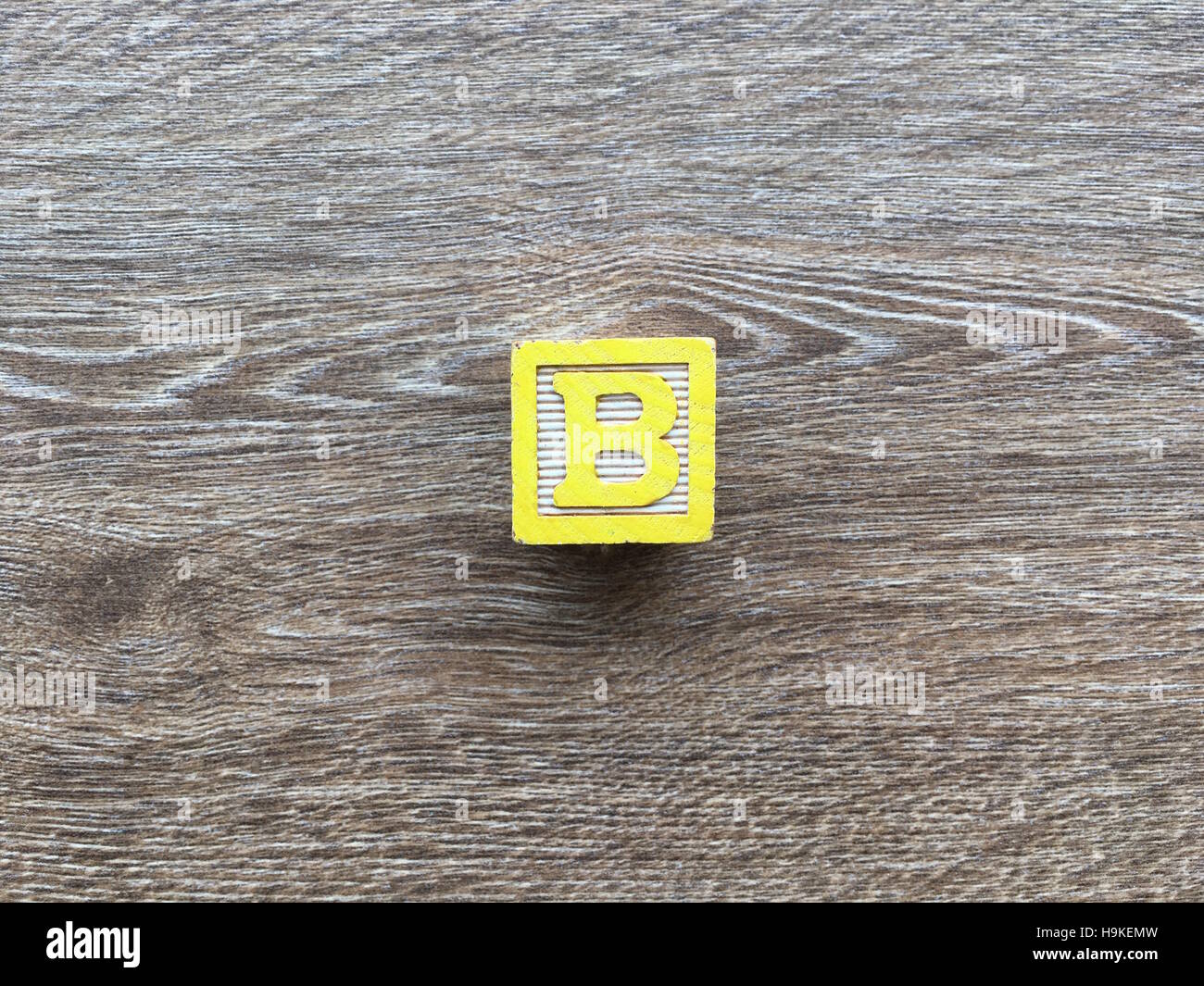 Wood Cube or Block with the B letter Stock Photo - Alamy