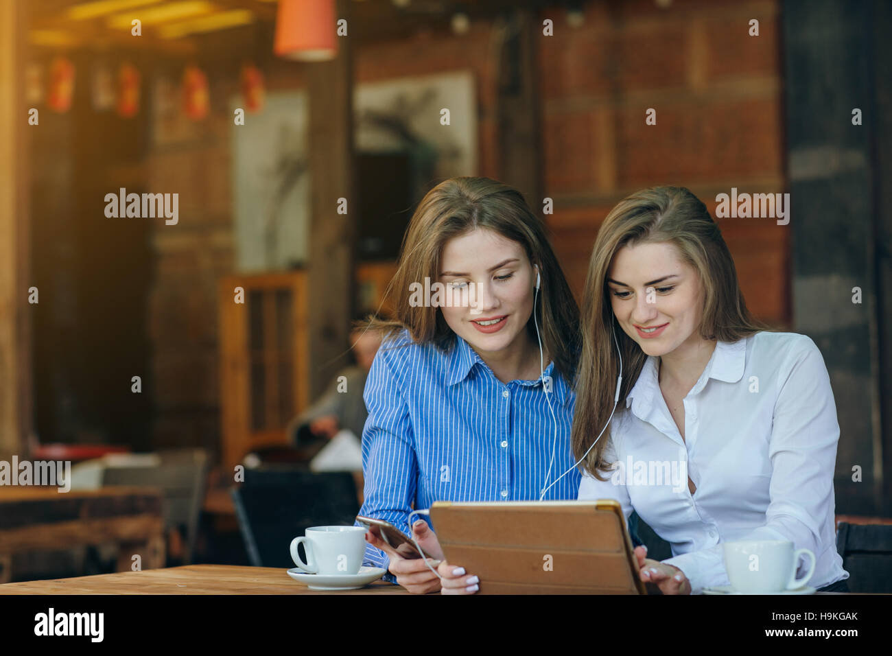 two girls in a cafe Stock Photo - Alamy