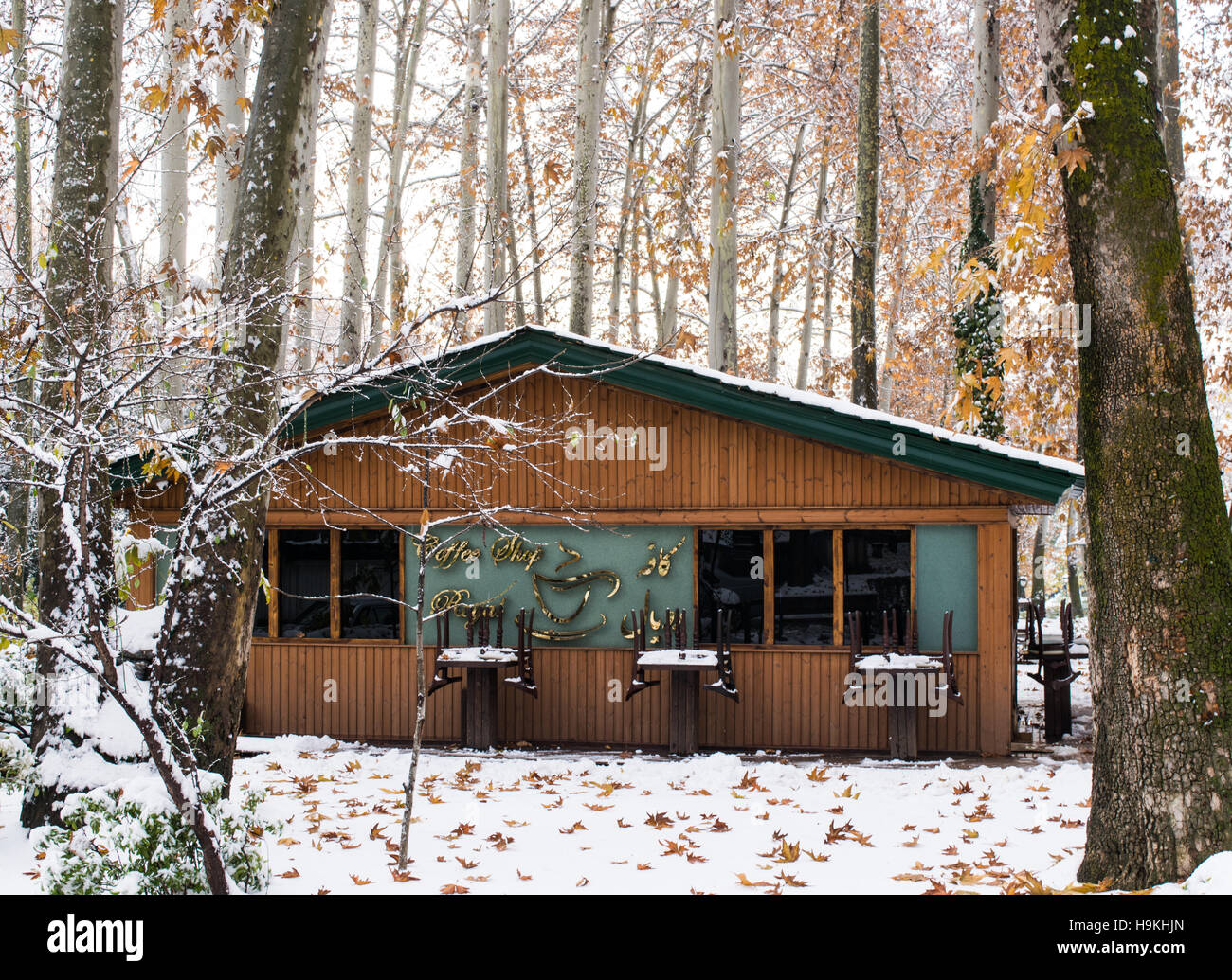 Cottage snow winter hi-res stock photography and images - Alamy