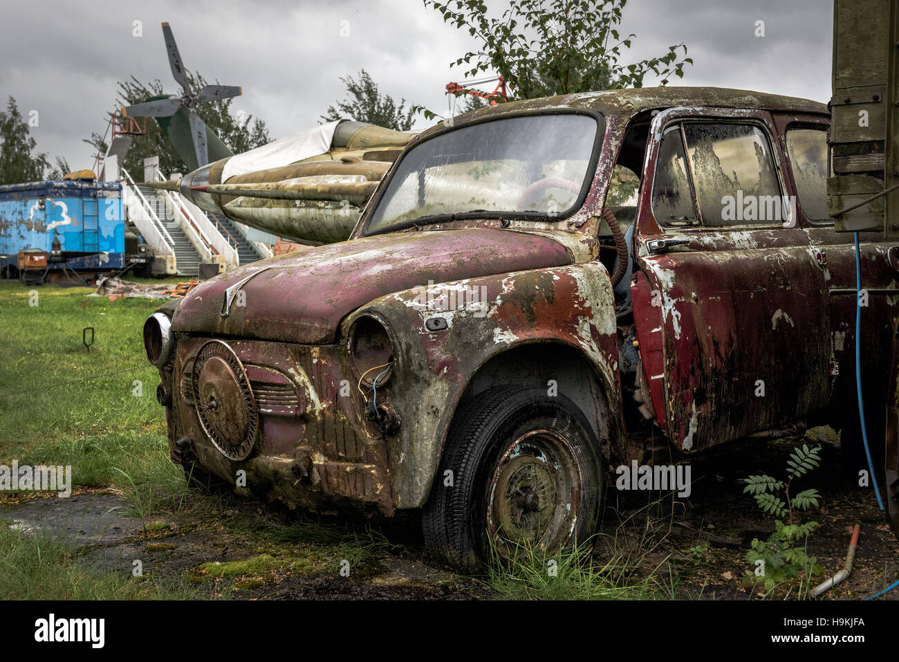 Old rusty abandoned car hi-res stock photography and images - Alamy