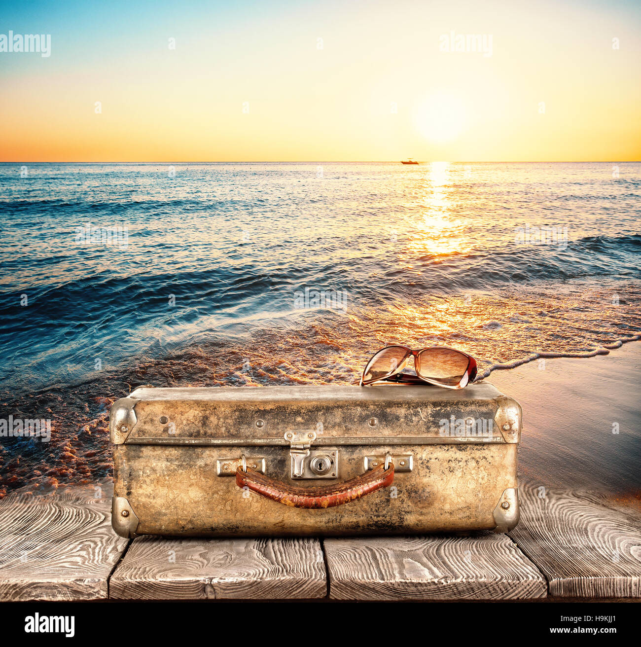 Pier luggage hi-res stock photography and images - Alamy