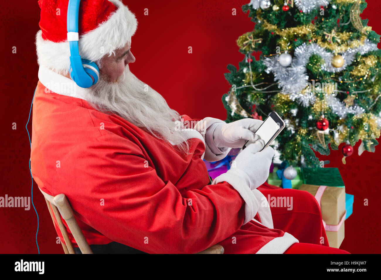 Santa claus using mobile phone hi-res stock photography and images - Alamy
