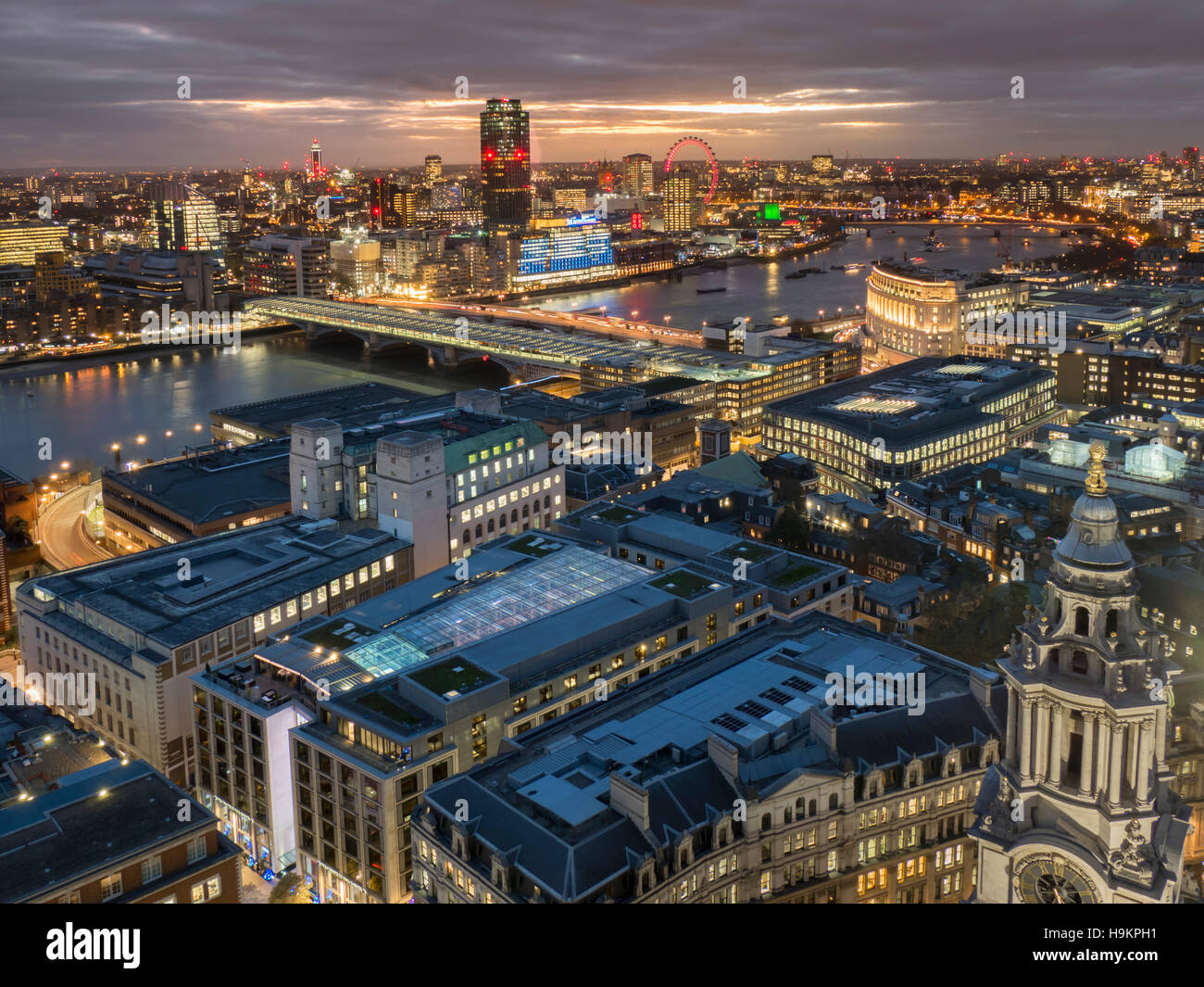 Riverscape building london hi-res stock photography and images - Alamy