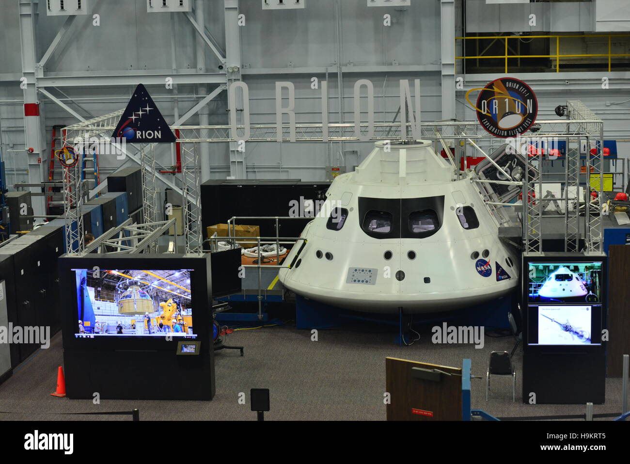 Lifting desks hi-res stock photography and images - Alamy