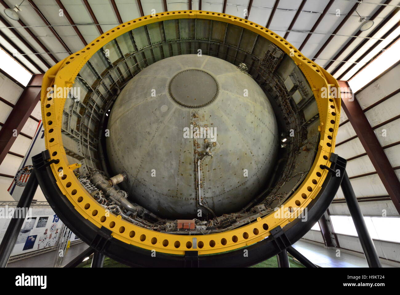 Trunnions hi-res stock photography and images - Alamy