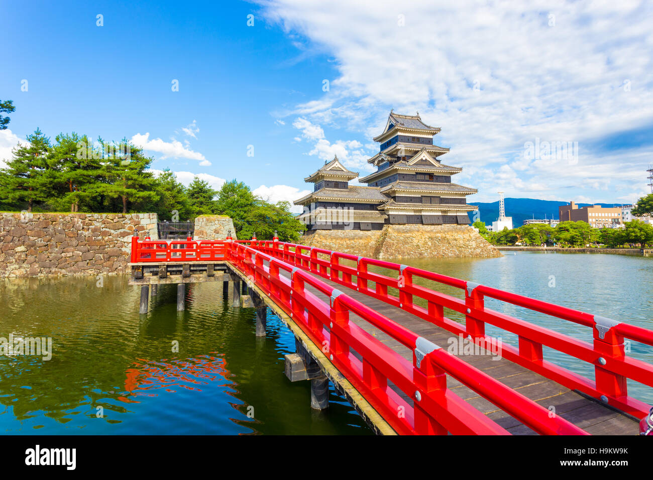 Red japanese bridge hi-res stock photography and images - Alamy