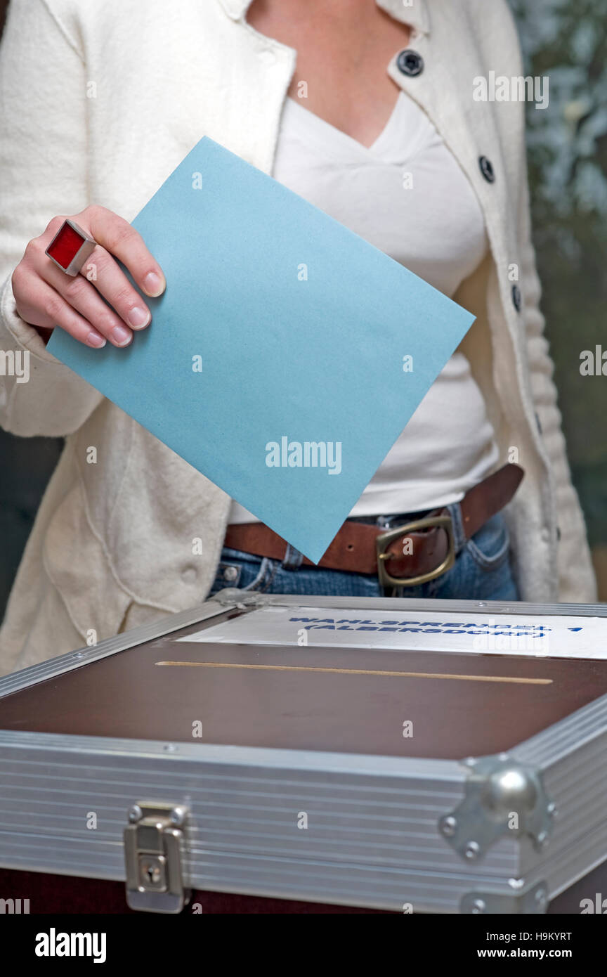 Woman putting her vote into the voting box Stock Photo - Alamy