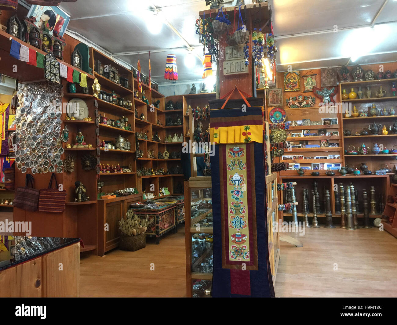 BHUTAN Gift shop in the capital Thimpu. Photo Tony Gale Stock Photo - Alamy