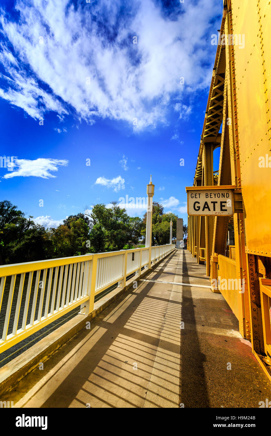 Gold bridge hi-res stock photography and images - Alamy
