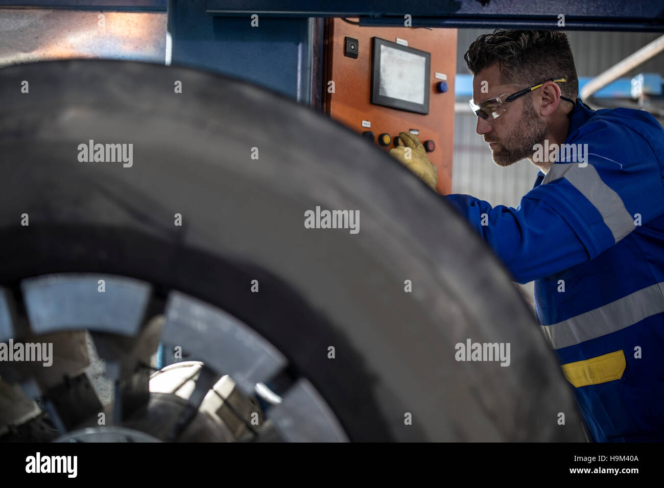 Machine for tire hi-res stock photography and images - Alamy