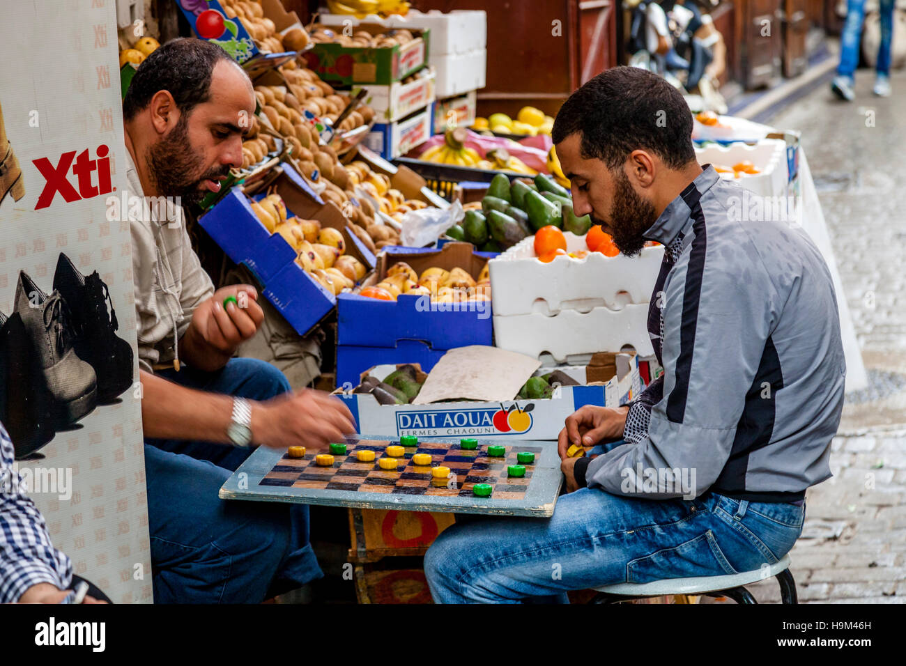 Two Men Playing Draughts In The Medina, Fez el Bali, Fez, Morocco Stock ...