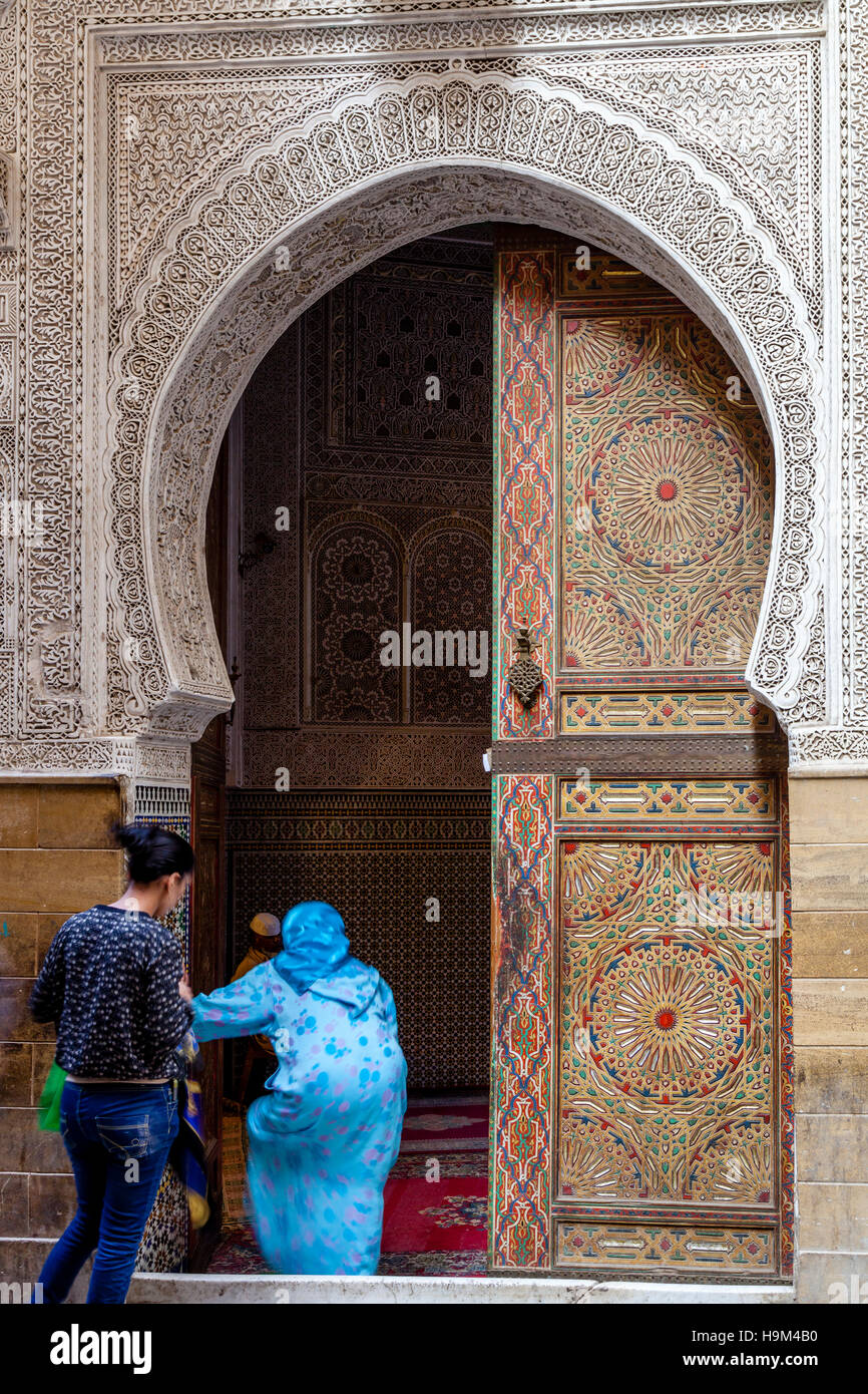 Moroccan women arriving mosque prayers hi-res stock photography and ...