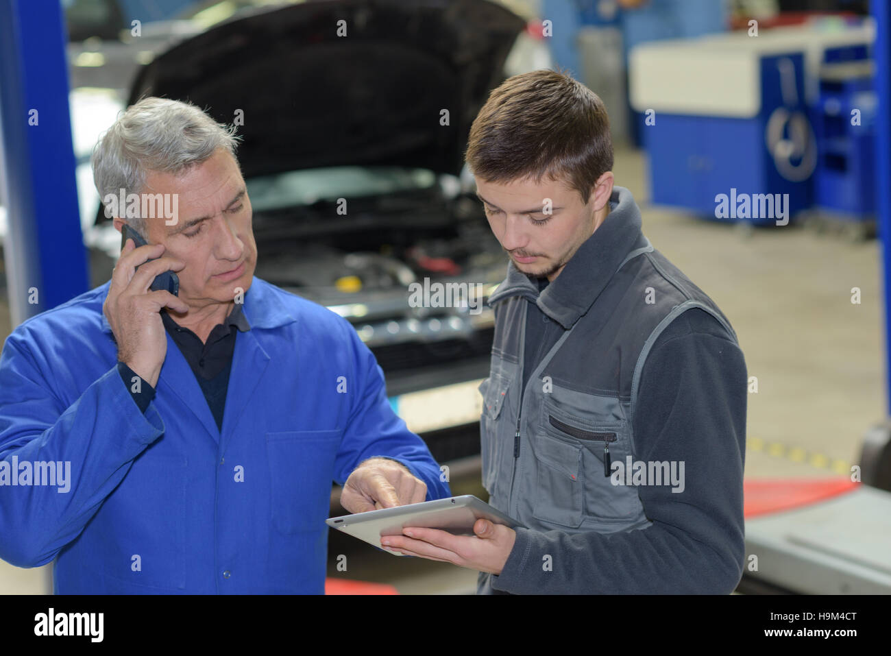 teenager in mechanics apprenticeship Stock Photo - Alamy