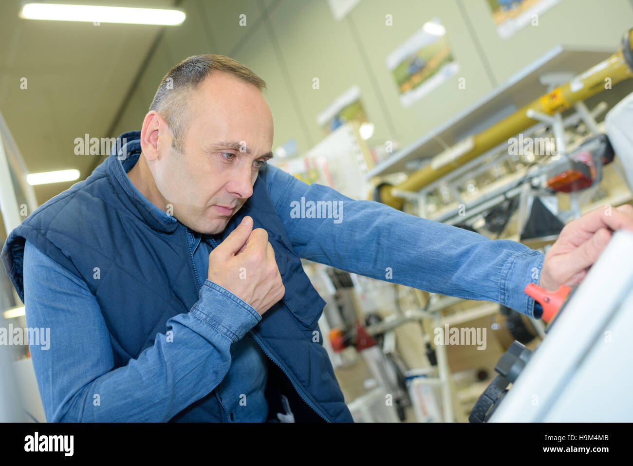 Man fixing machine hi-res stock photography and images - Alamy
