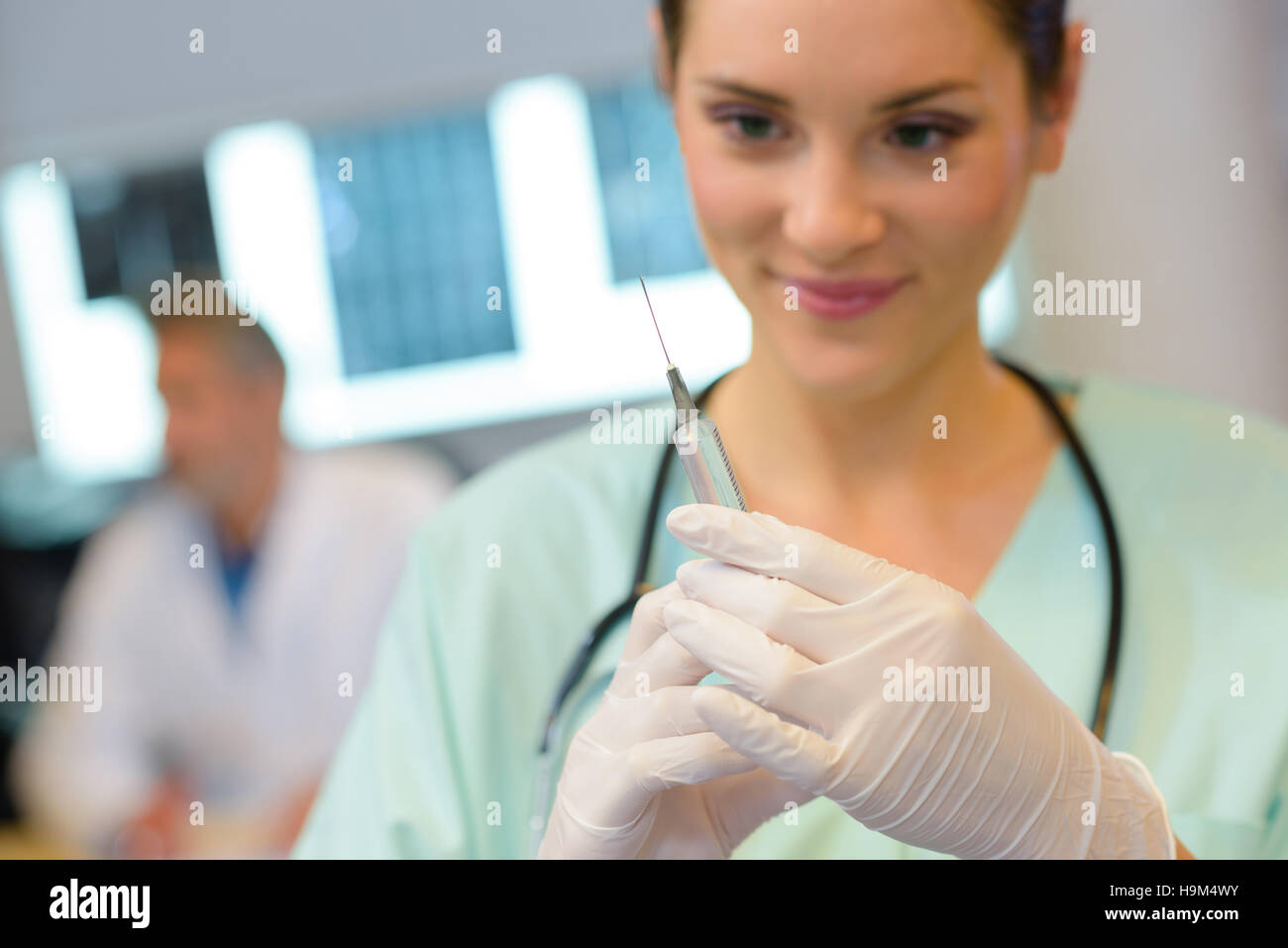 Nurse preparing syringe Stock Photo - Alamy