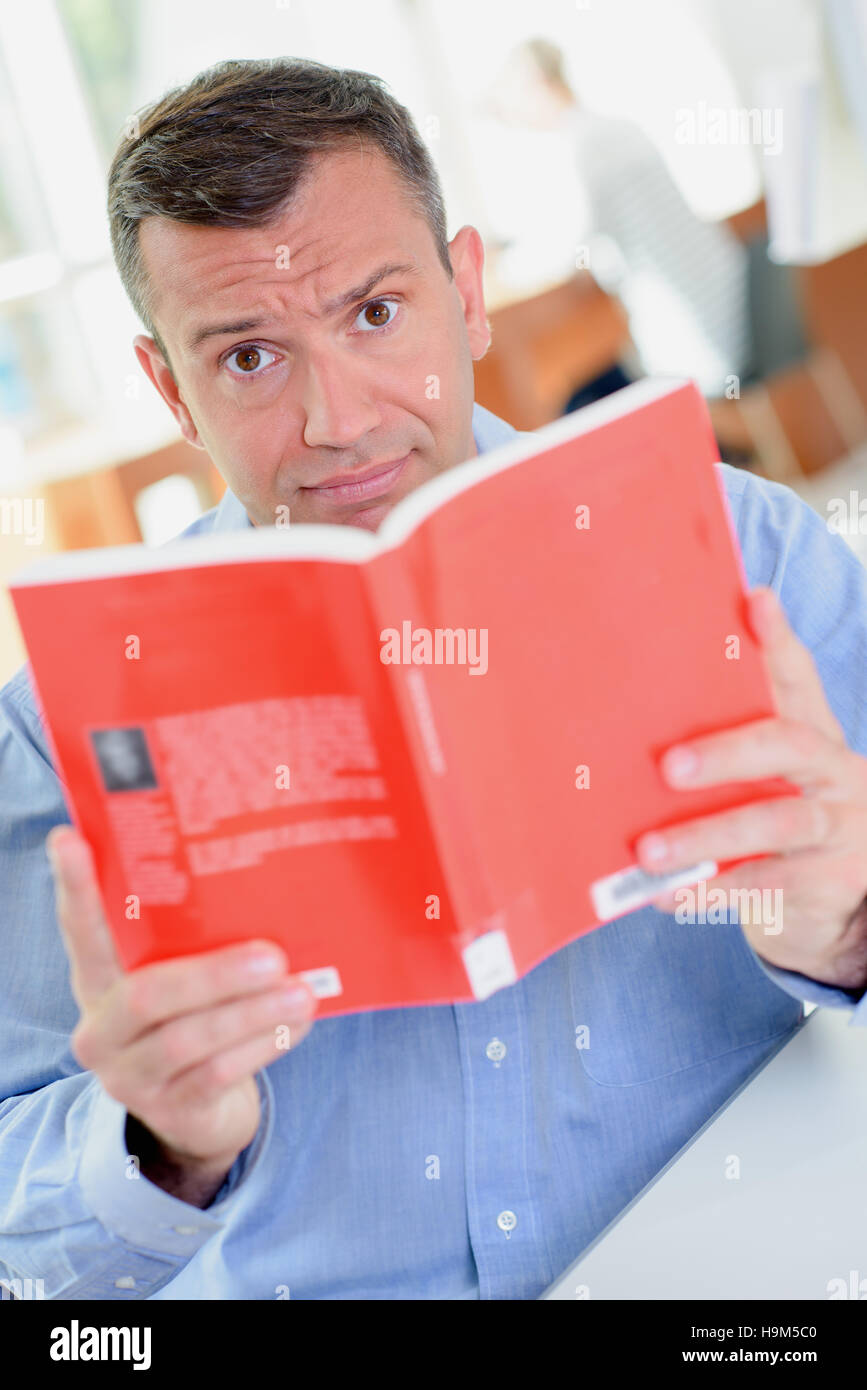man reading book Stock Photo - Alamy