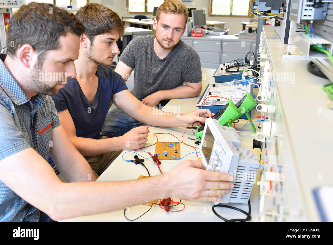Technical instructor teaching students Stock Photo - Alamy