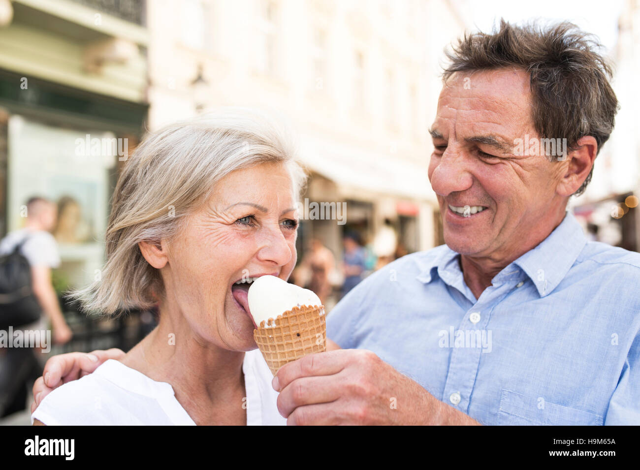 Seniors eating ice cream hi-res stock photography and images - Alamy