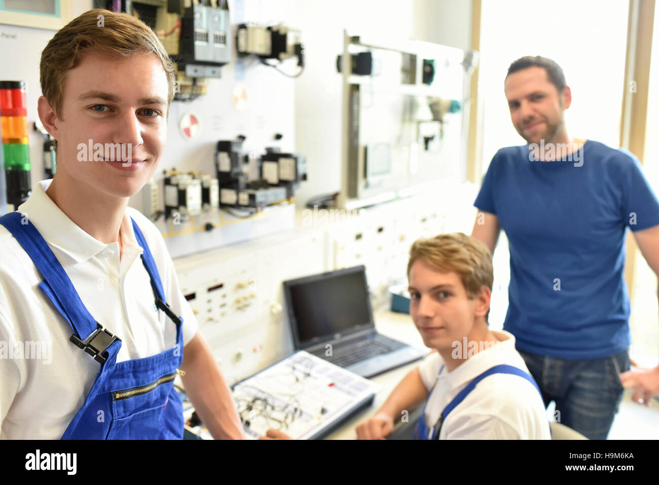 Portrait of smiling students with technical instructor Stock Photo - Alamy