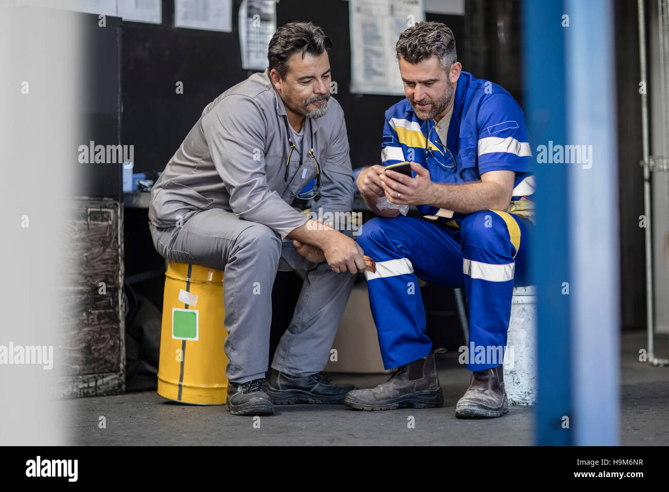 Cell phone factory workers hi-res stock photography and images - Alamy