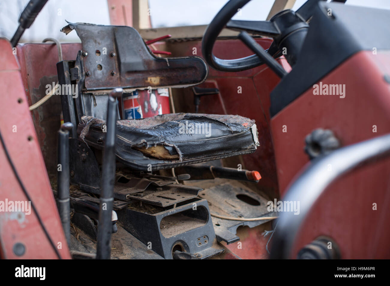 Old run-down tractor Stock Photo - Alamy