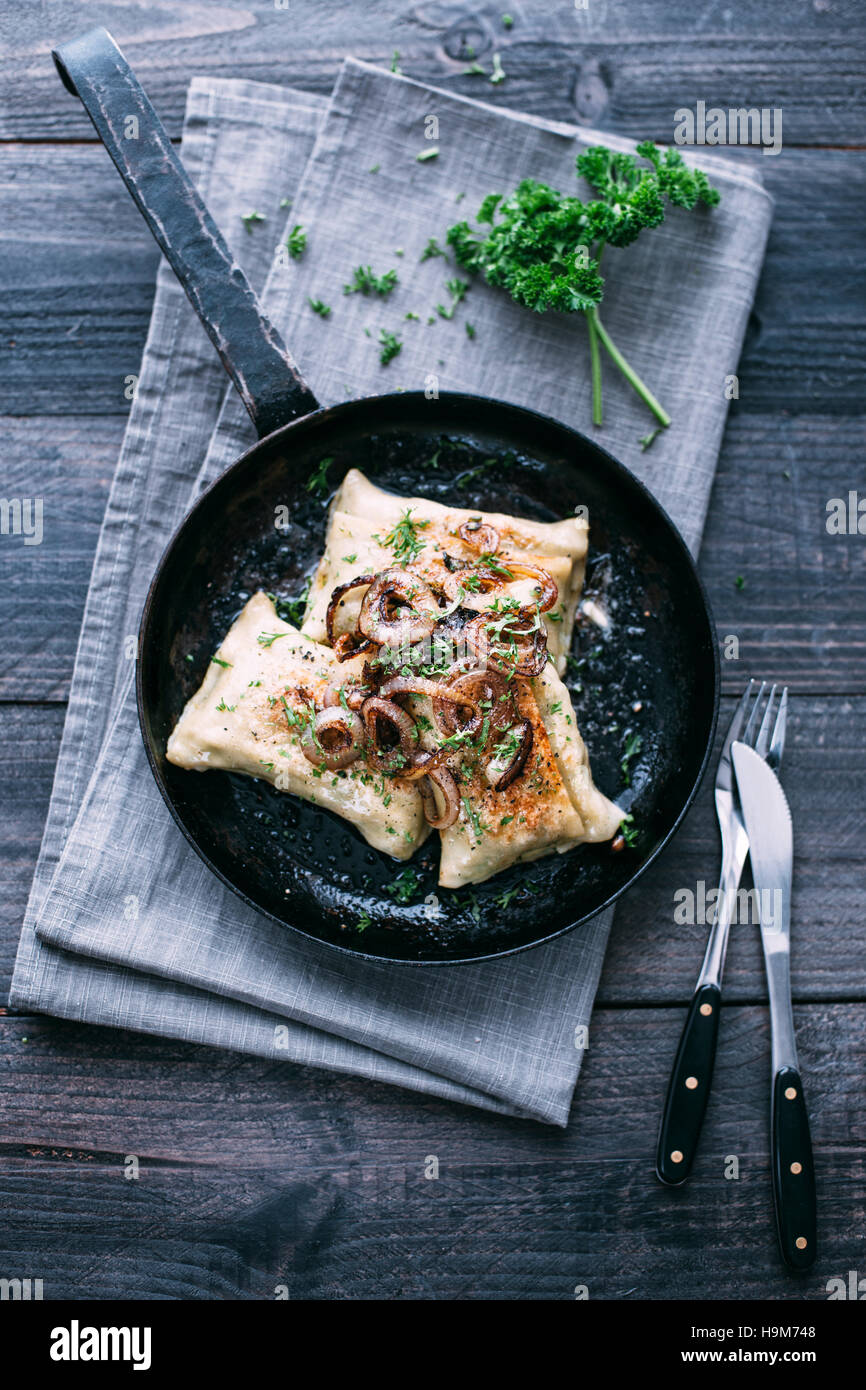 Vegetarian Swabian pockets with roasted onions in frying pan Stock ...
