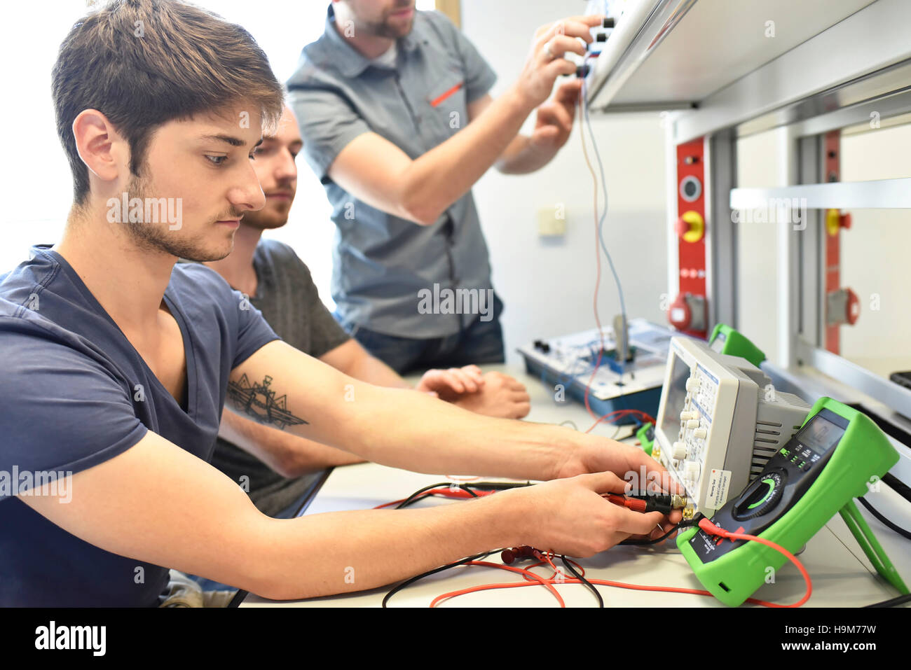 Technical instructor teaching students Stock Photo - Alamy