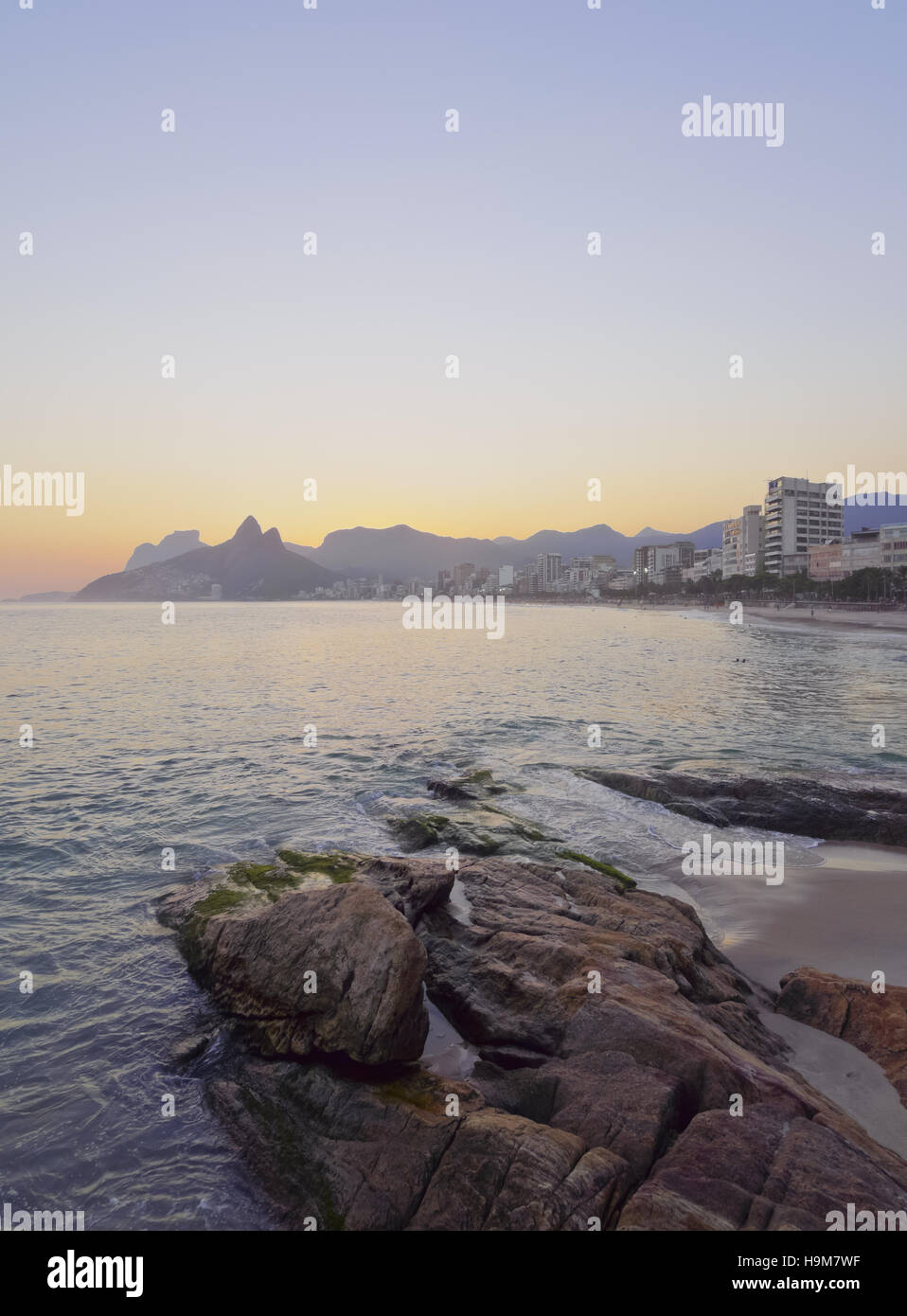 Pedra do arpoador hi-res stock photography and images - Alamy