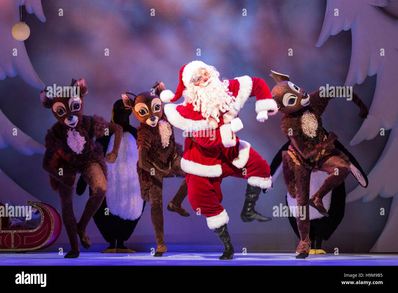 The snowman stage show hi-res stock photography and images - Alamy