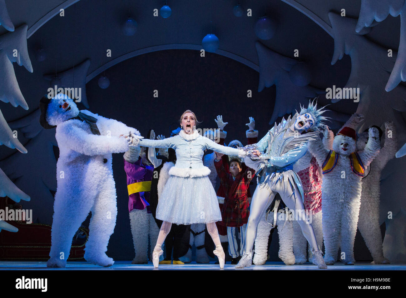 The snowman stage show hi-res stock photography and images - Alamy