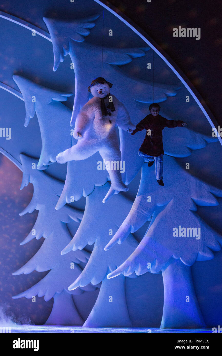 The snowman stage show hi-res stock photography and images - Alamy
