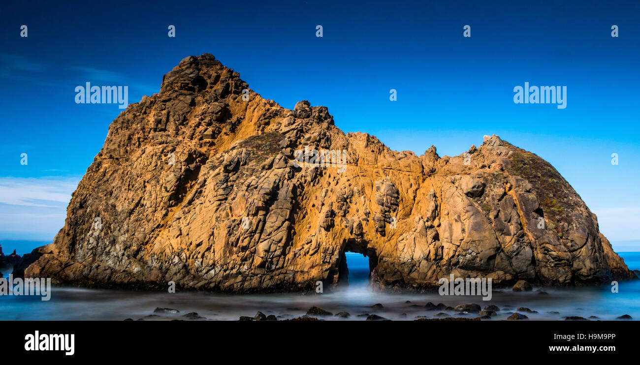 Key hole rock hi-res stock photography and images - Alamy