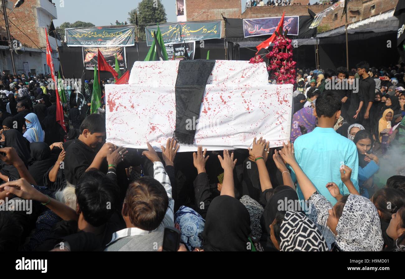 Allahabad, India. 24th Nov, 2016. Muslim women devotees mourn during ...