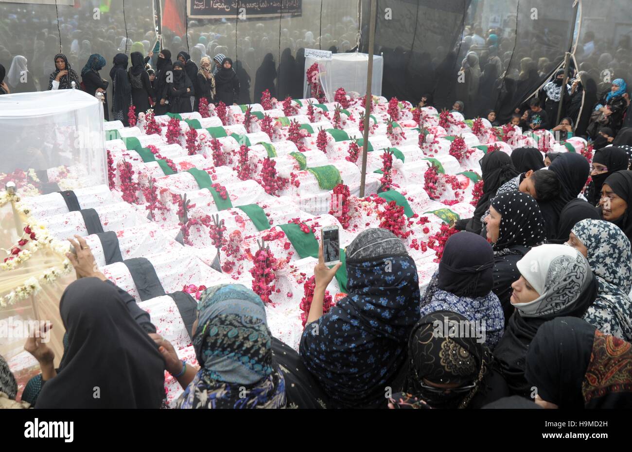 Allahabad, India. 24th Nov, 2016. Muslim women devotees mourn during ...