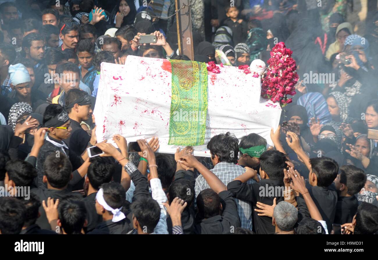 Allahabad, India. 24th Nov, 2016. Muslim women devotees mourn during ...