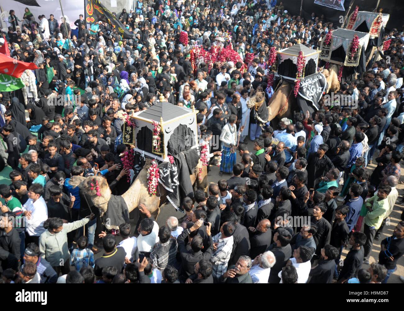 Allahabad, India. 24th Nov, 2016. Muslim women devotees mourn during ...