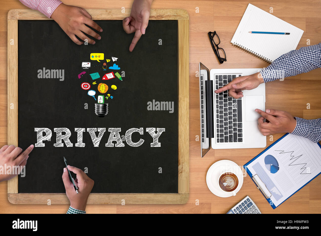 Privacy settings computer hi-res stock photography and images - Alamy