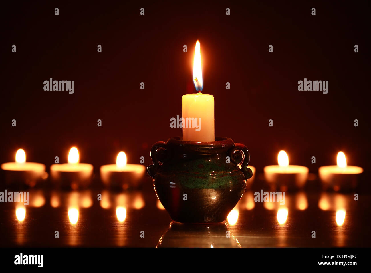 Shiny candlelight hi-res stock photography and images - Alamy