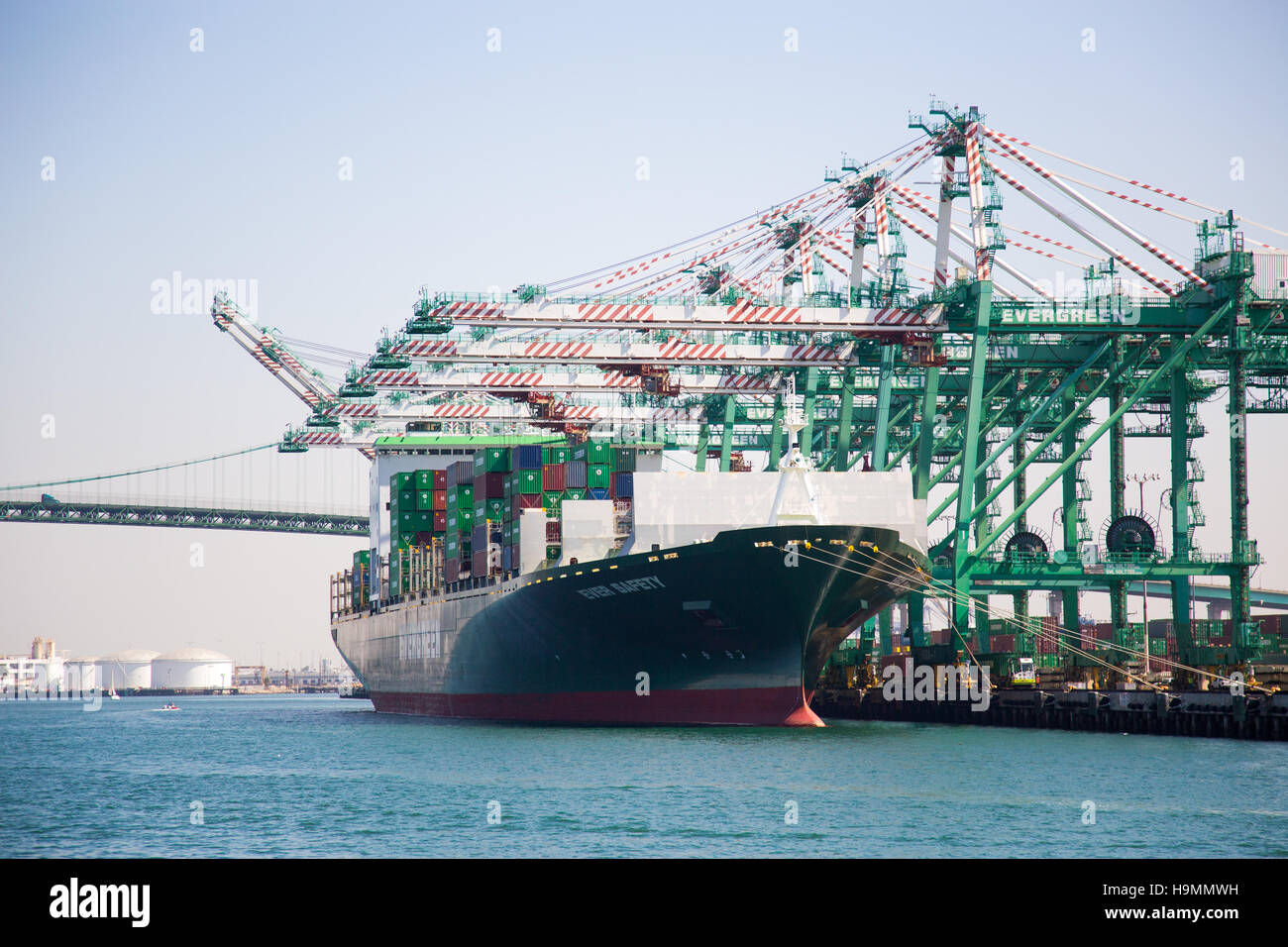 Loading and unloading docks hi-res stock photography and images - Alamy