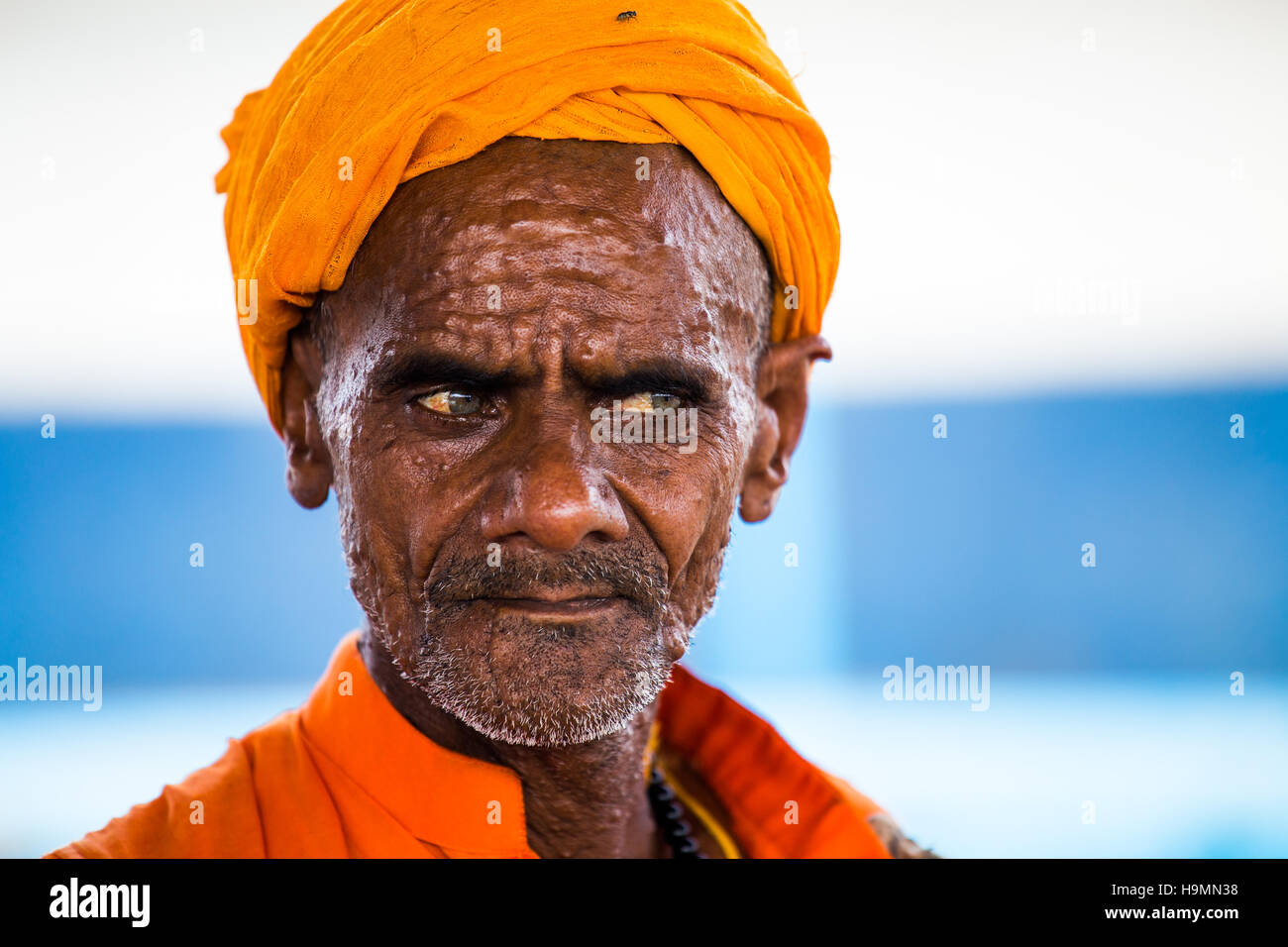 Porter at the railway station in Bhopal, Madhya Pradesh, India Stock ...