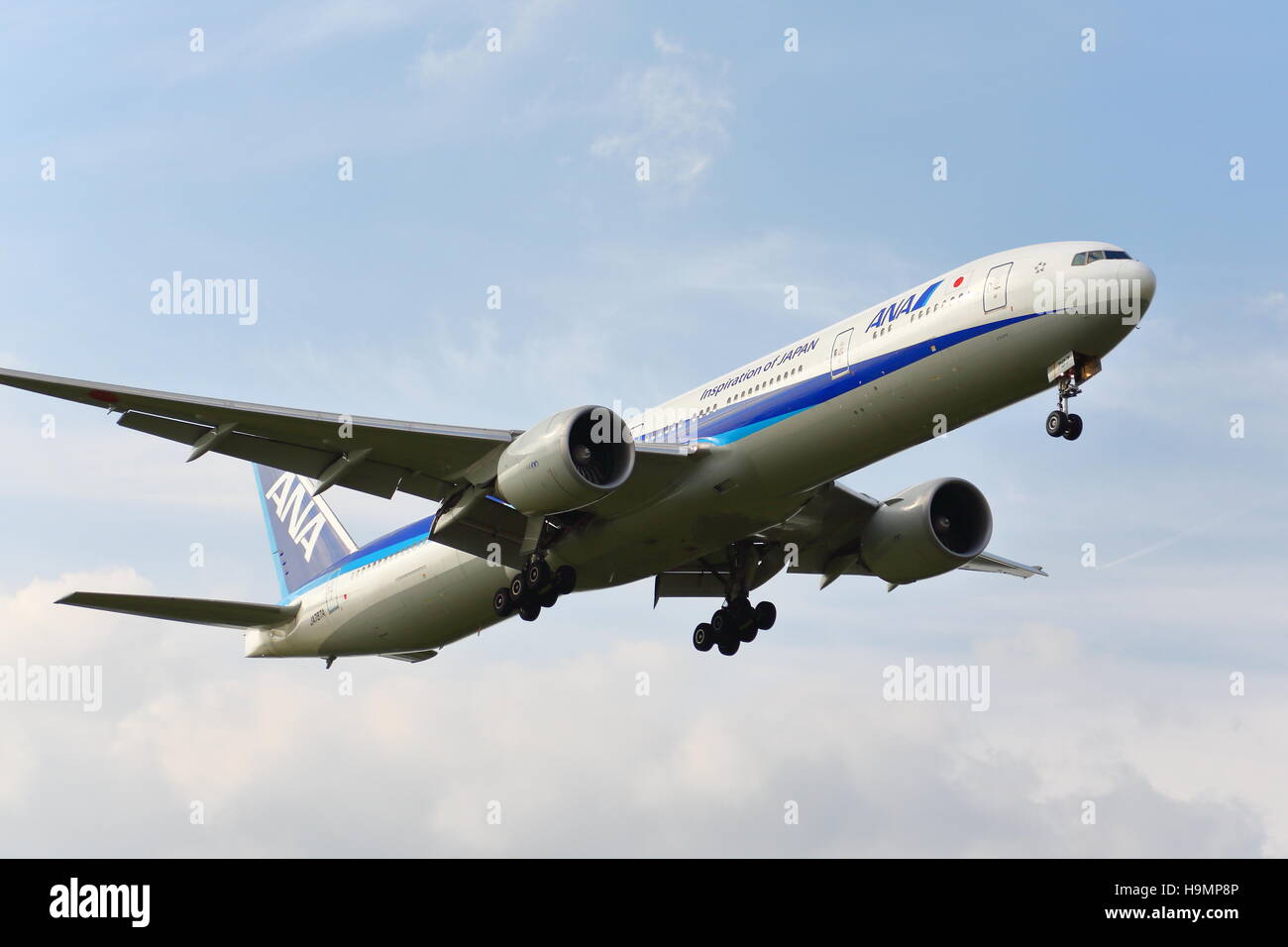 All Nippon Airways ANA Boeing 777-381ER JA-787A landing at London ...