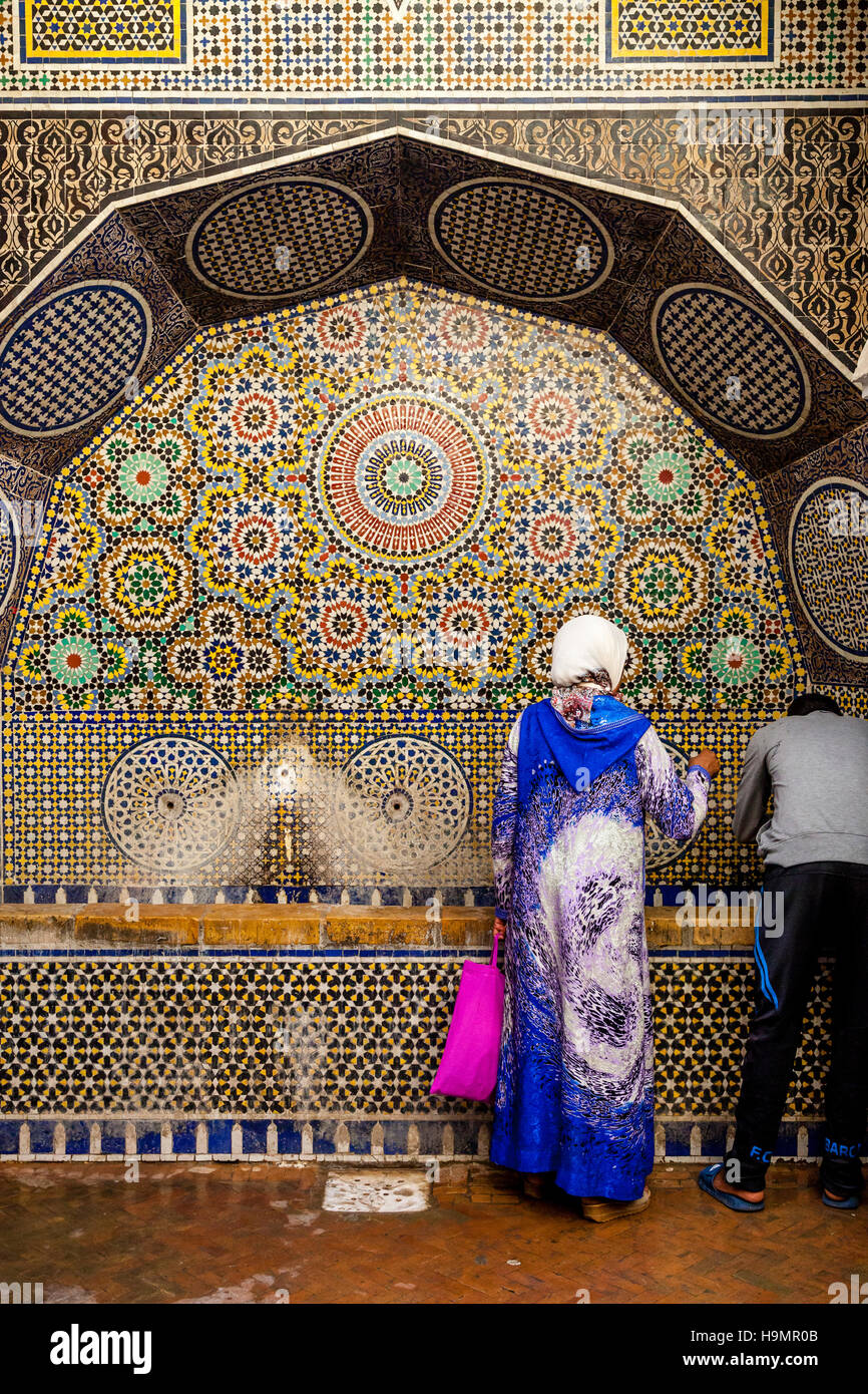 Women collecting water africa hi-res stock photography and images - Alamy