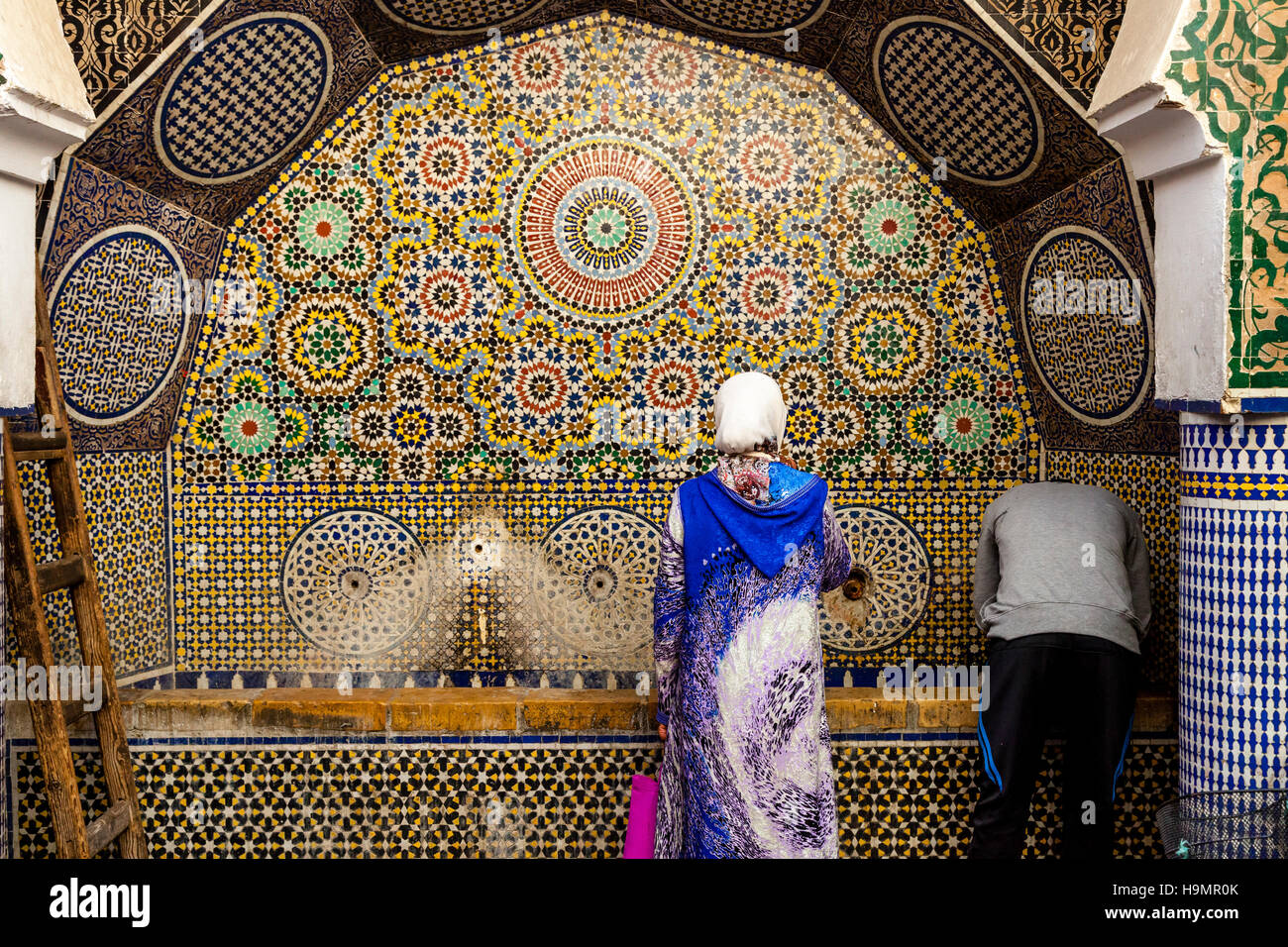 Women collecting water from tap hi-res stock photography and images - Alamy