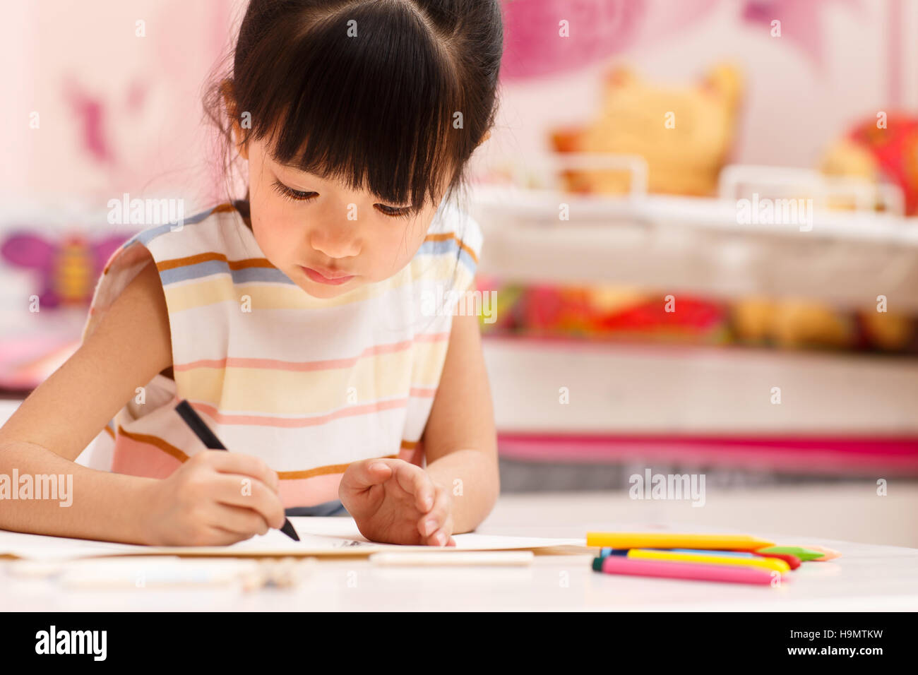 The little girl is drawing Stock Photo - Alamy