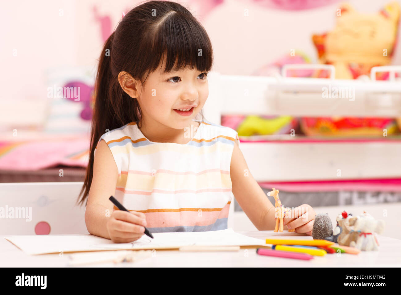 The little girl is drawing Stock Photo - Alamy